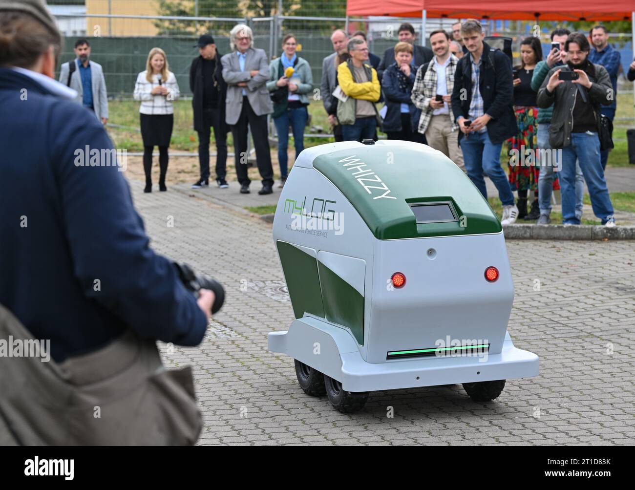 Robot de livraison autonome Banque de photographies et d’images à haute ...