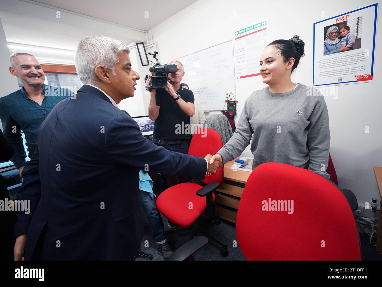Le maire de Londres, Sadiq Khan, a rencontré des membres du personnel ...