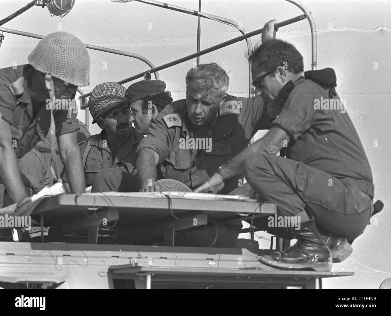 GUERRE YOM KIPPOUR. SUR LA PHOTO, ALUF ARIK SHARON ET LE CHEF DU ...