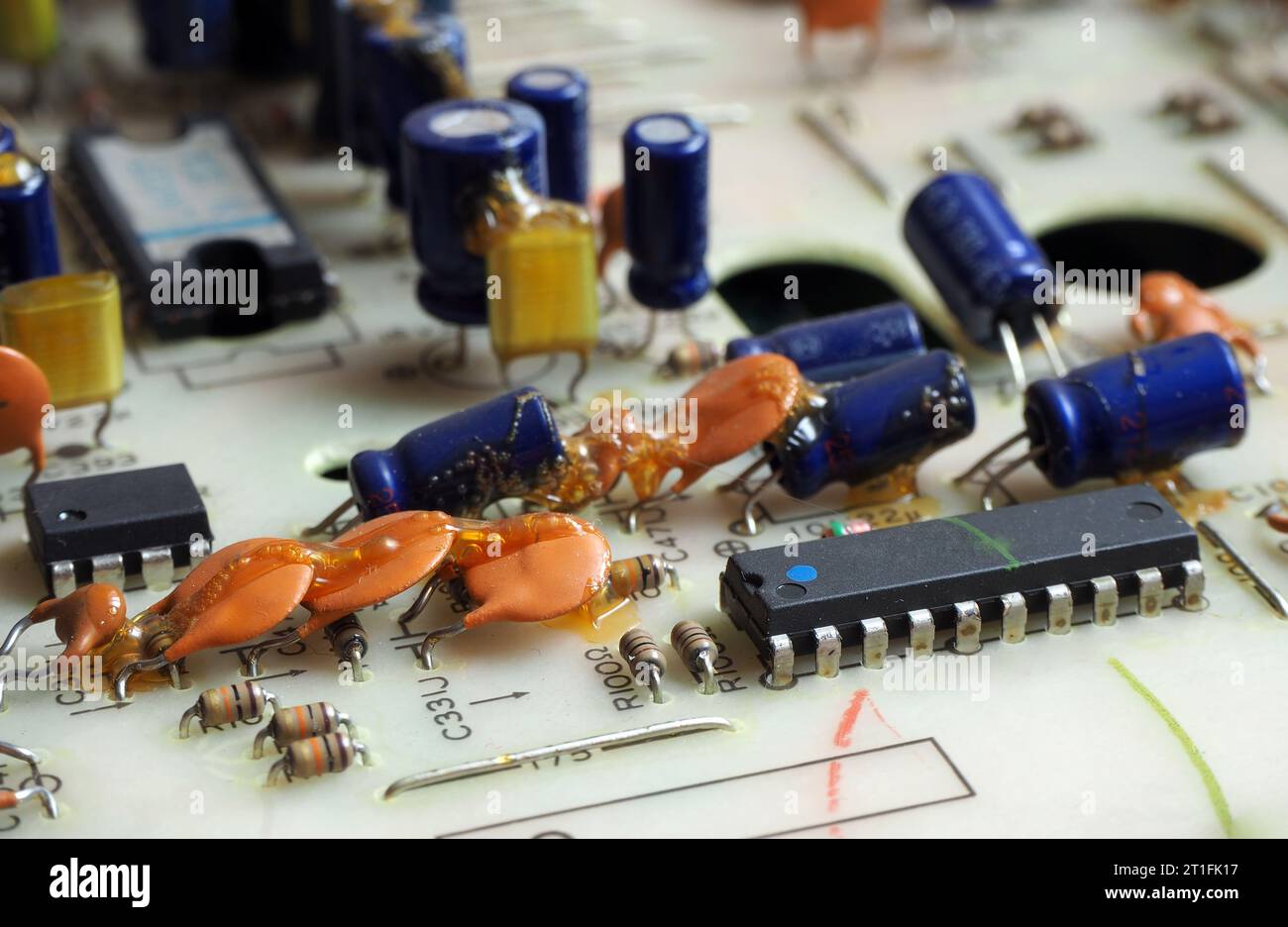 Pcb composants traversants Banque de photographies et d’images à haute résolution - Alamy