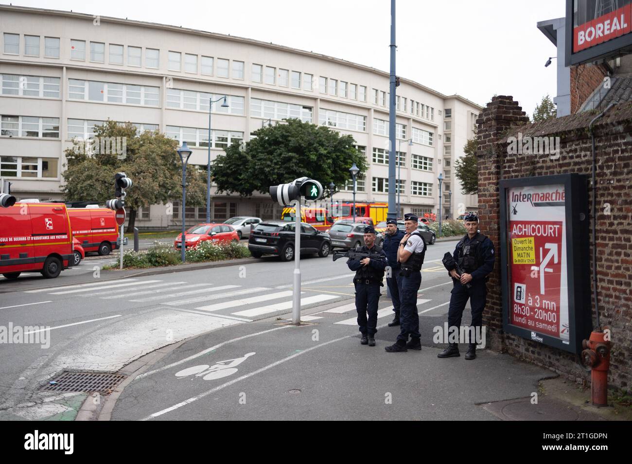 Arras, France. 13 octobre 2023. Des policiers français se tiennent ...