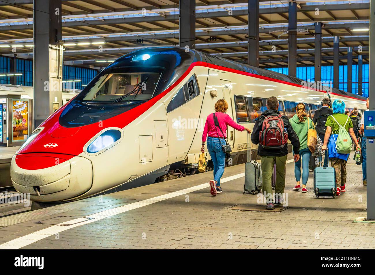 Schweizer EuroCity vor der Abfahrt nach Zürich, Hauptbahnhof München ...