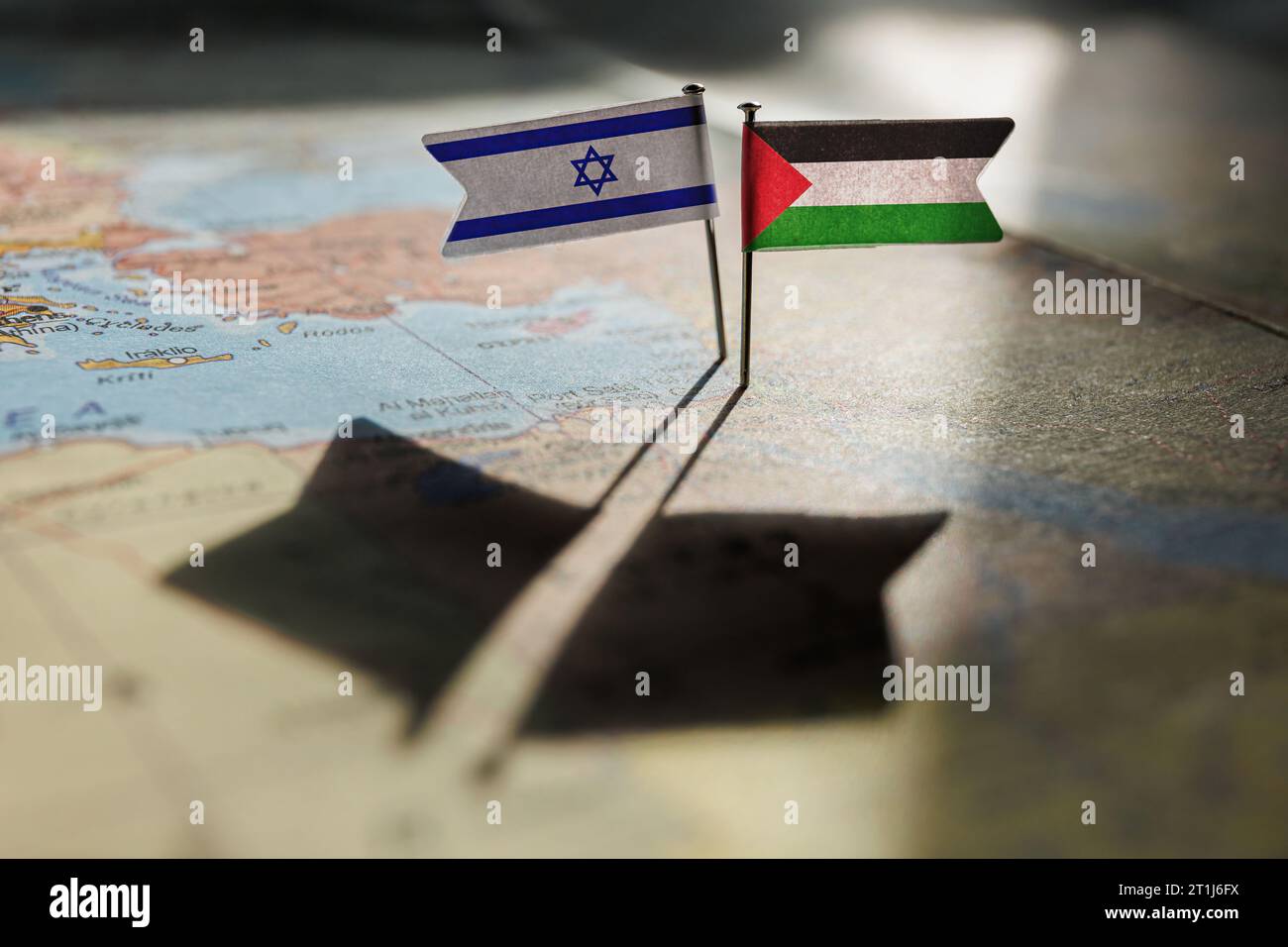 Israël et Palestine drapeaux sur la carte géopolitique. Bande de Gaza ...