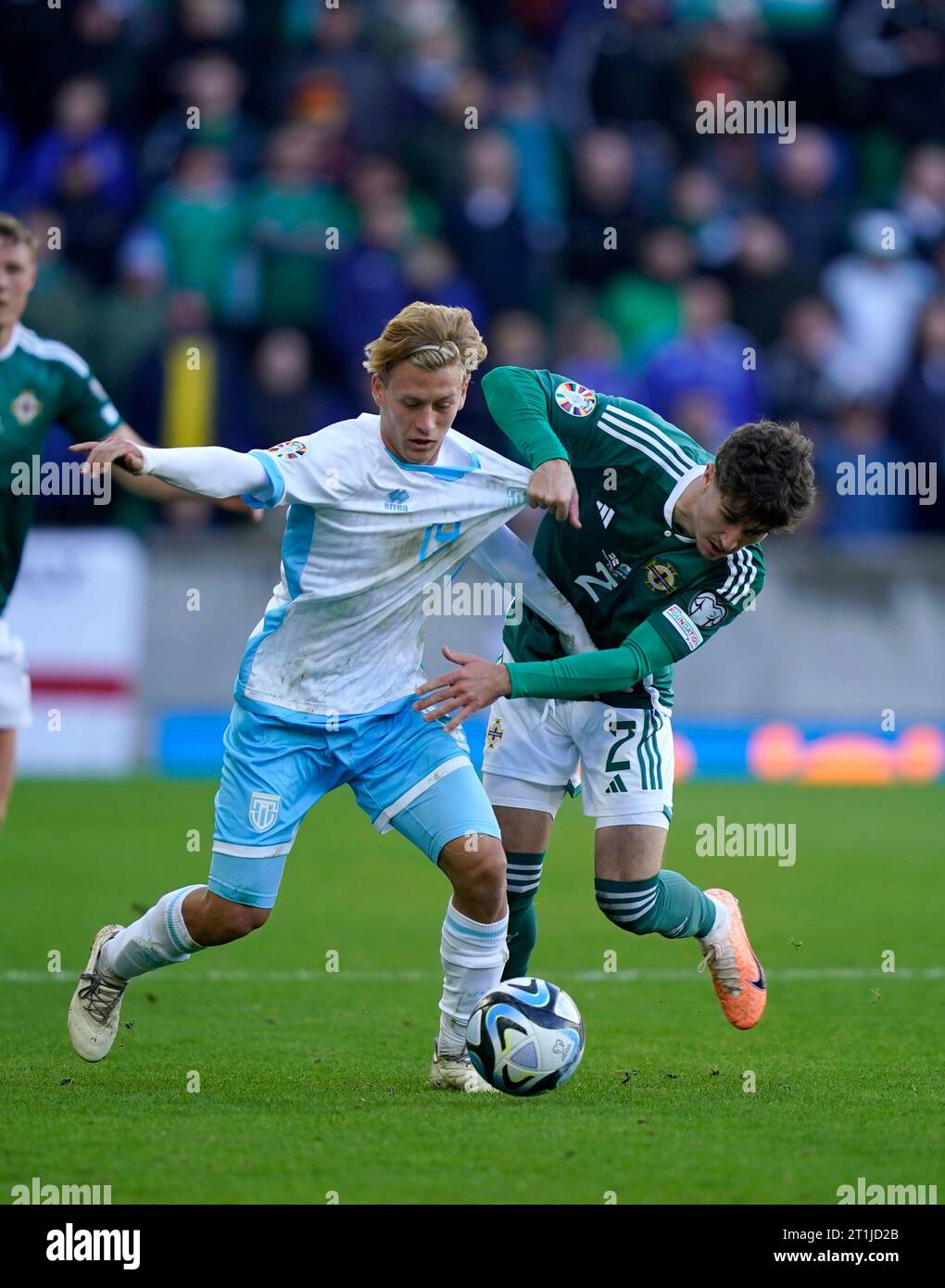 Lorenzo Lazzari de Saint-Marin (à gauche) et Trai Hume d'Irlande du Nord se battent pour le ...