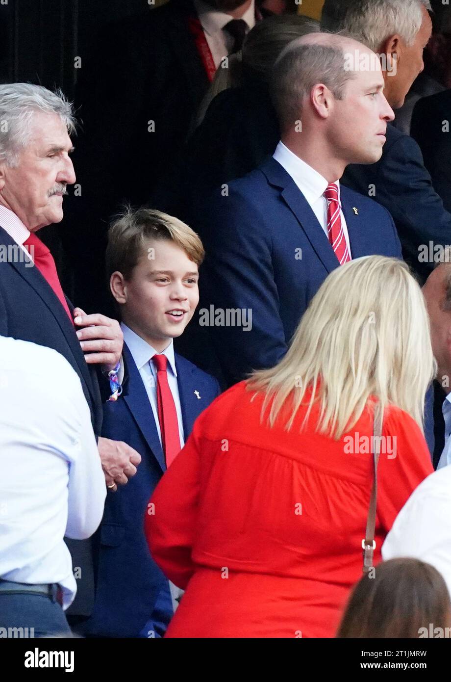 Le Prince de Galles et son fils Prince George dans les tribunes avant ...