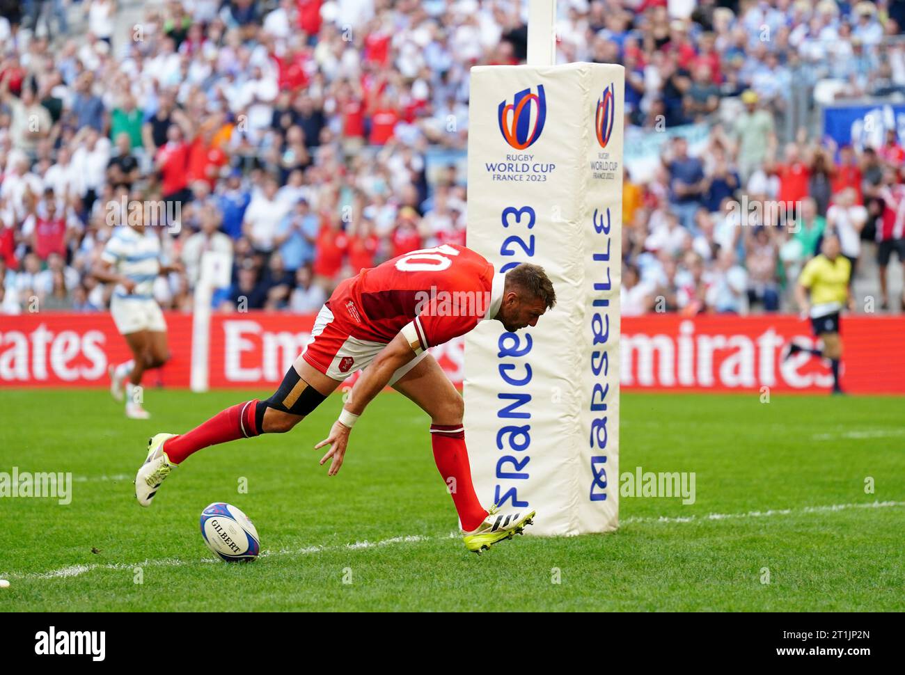 DaN Biggar du pays de Galles marque son premier essai du match lors du ...