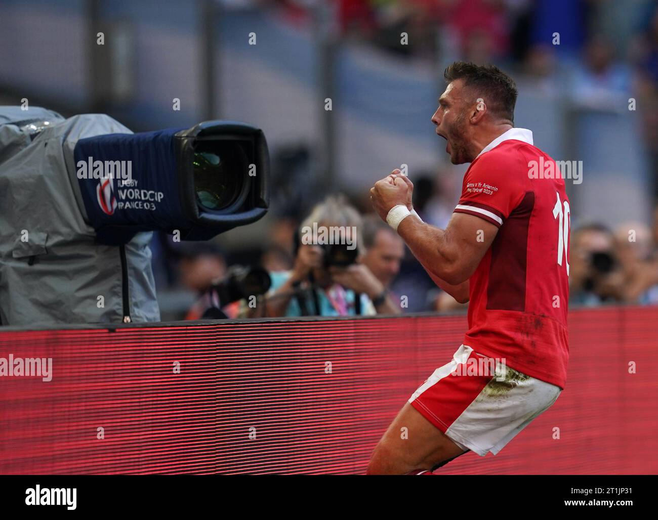DaN Biggar du pays de Galles célèbre sa victoire après avoir marqué un ...