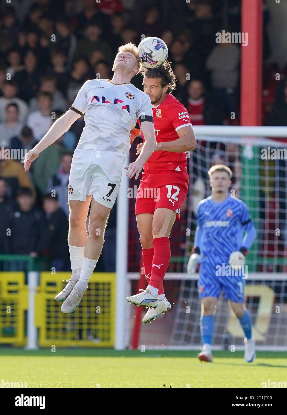 Will Evans du comté de Newport se bat pour le ballon dans les airs avec ...