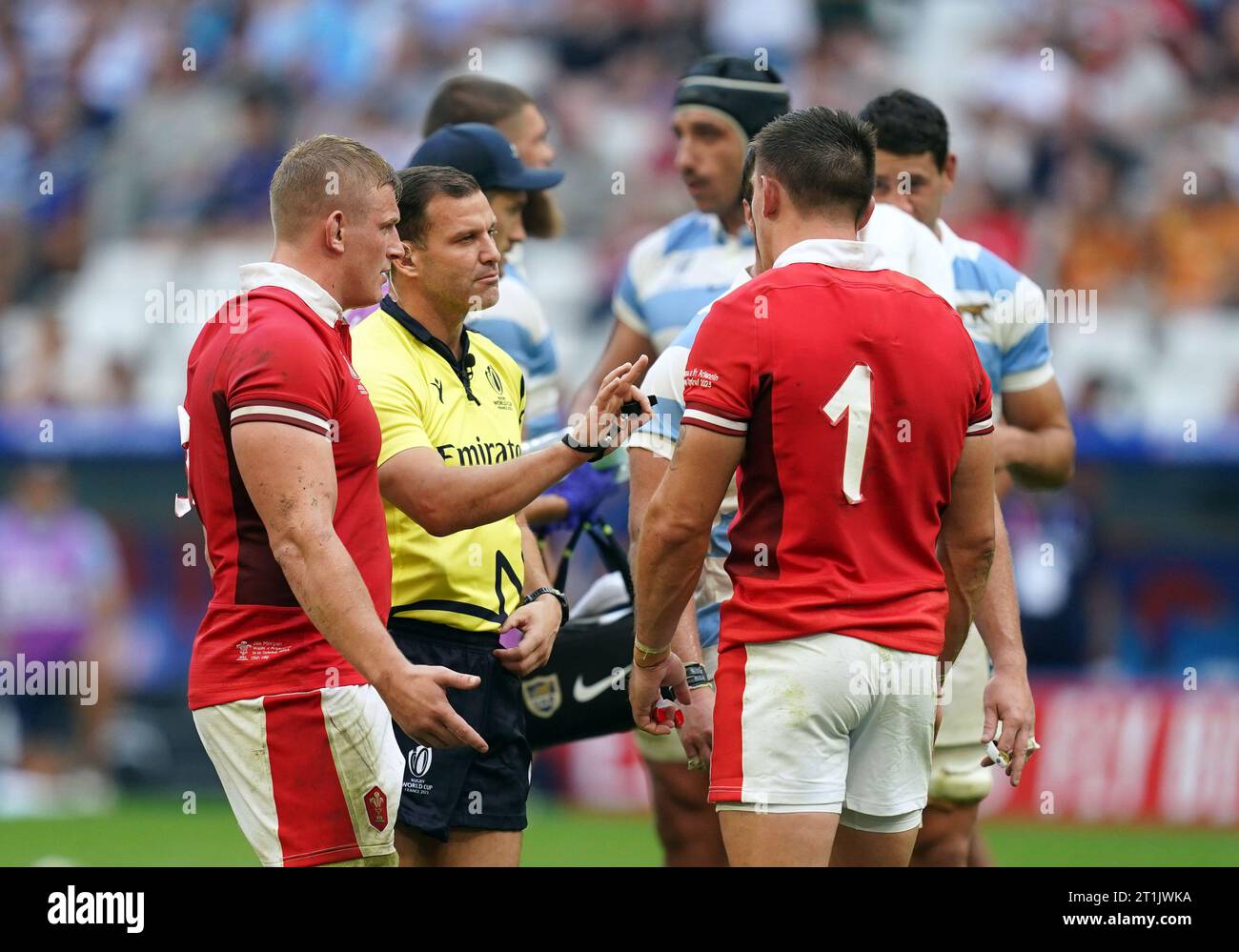 L'arbitre Karl Dickson s'entretient avec Josh Adams du pays de Galles ...