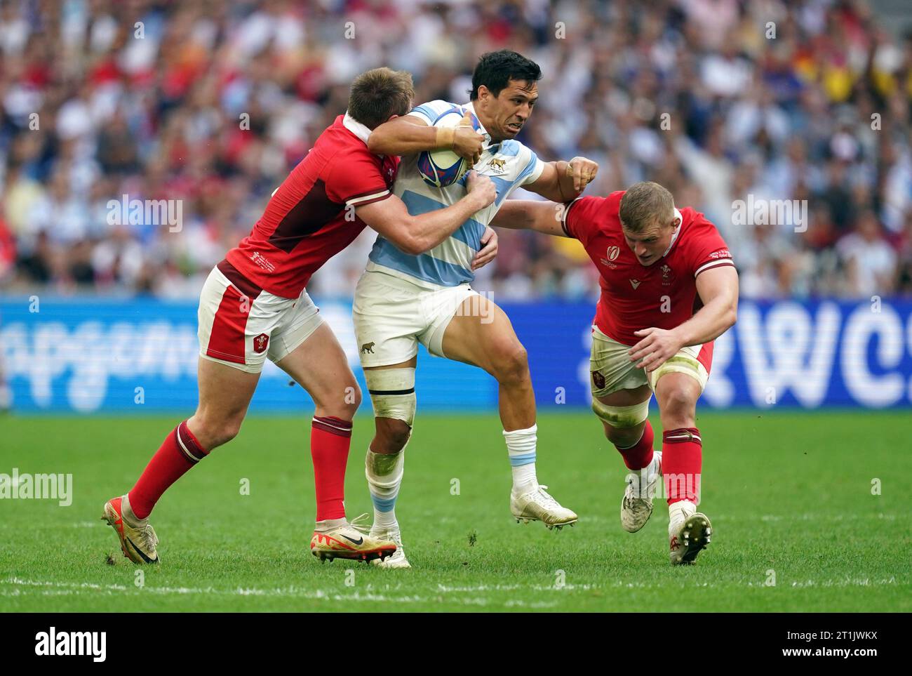 L'Argentin Matias Moroni est affronté par les Gallois Jac Morgan et ...