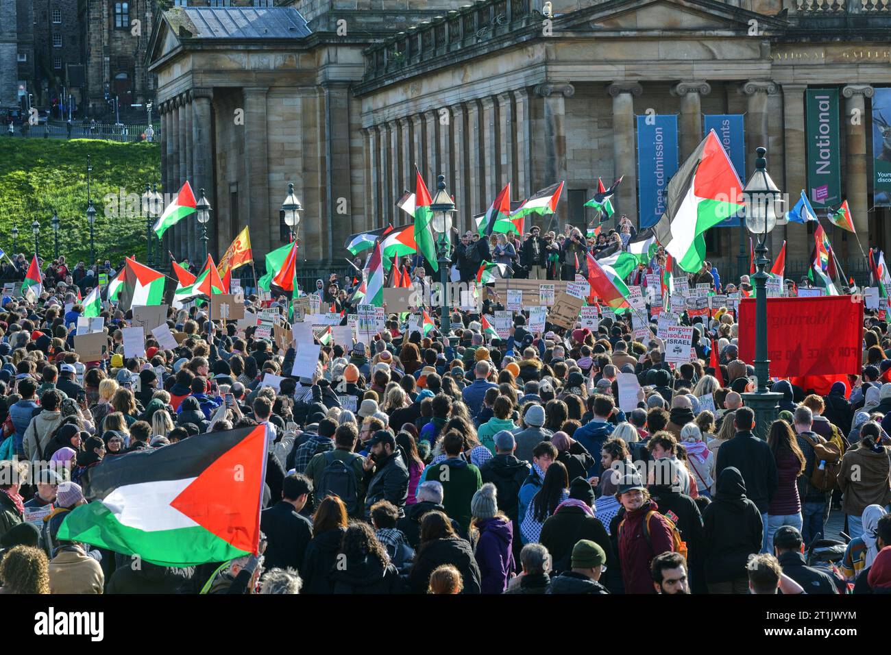 Édimbourg Écosse, Royaume-Uni 14 octobre 2023. Des centaines de ...