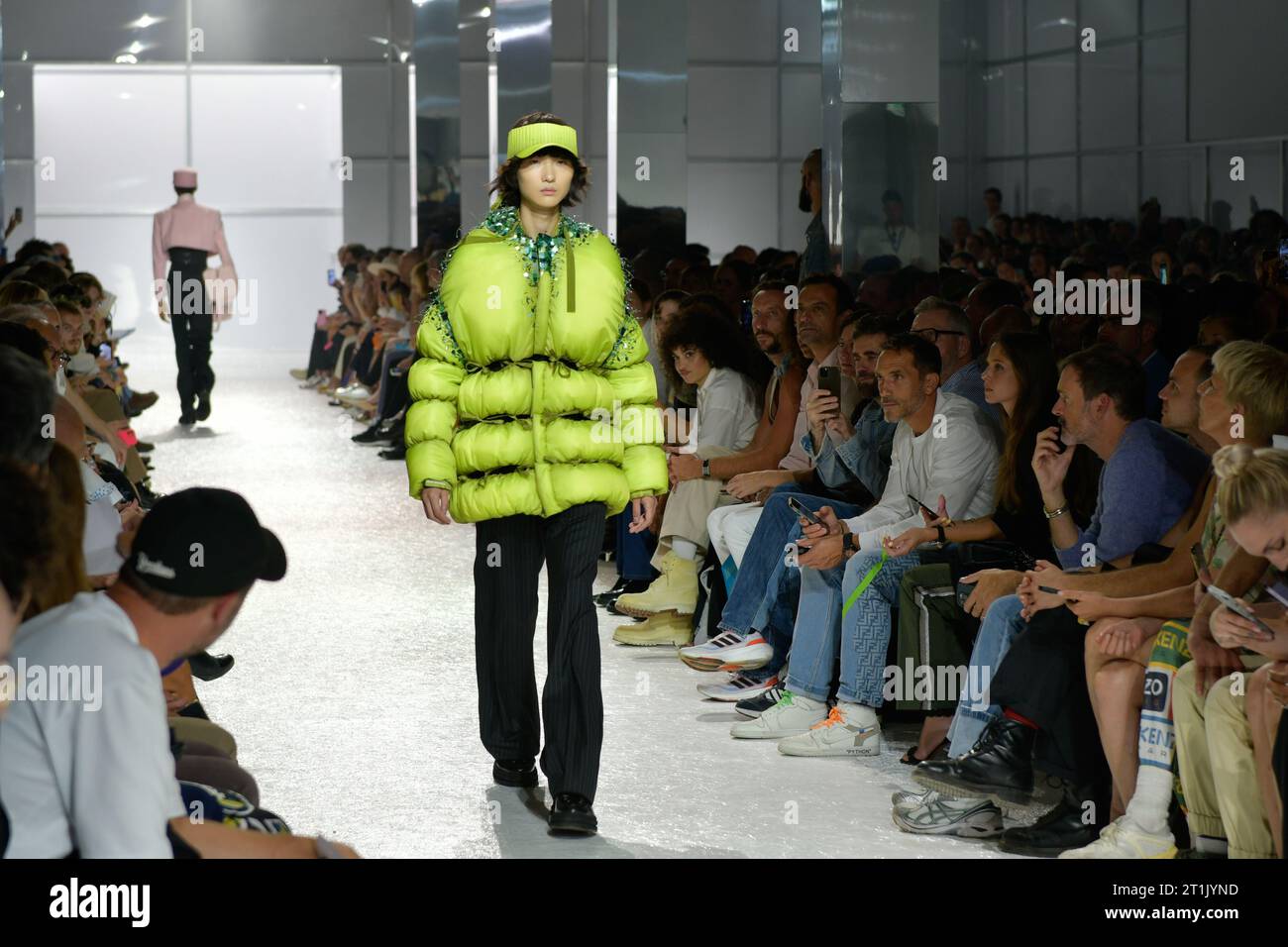 Un mannequin parcourt la piste portant des créations du designer Igor ...