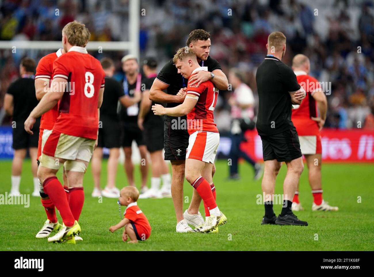 Sam Costelow du pays de Galles (au centre à droite) montre son rejet ...