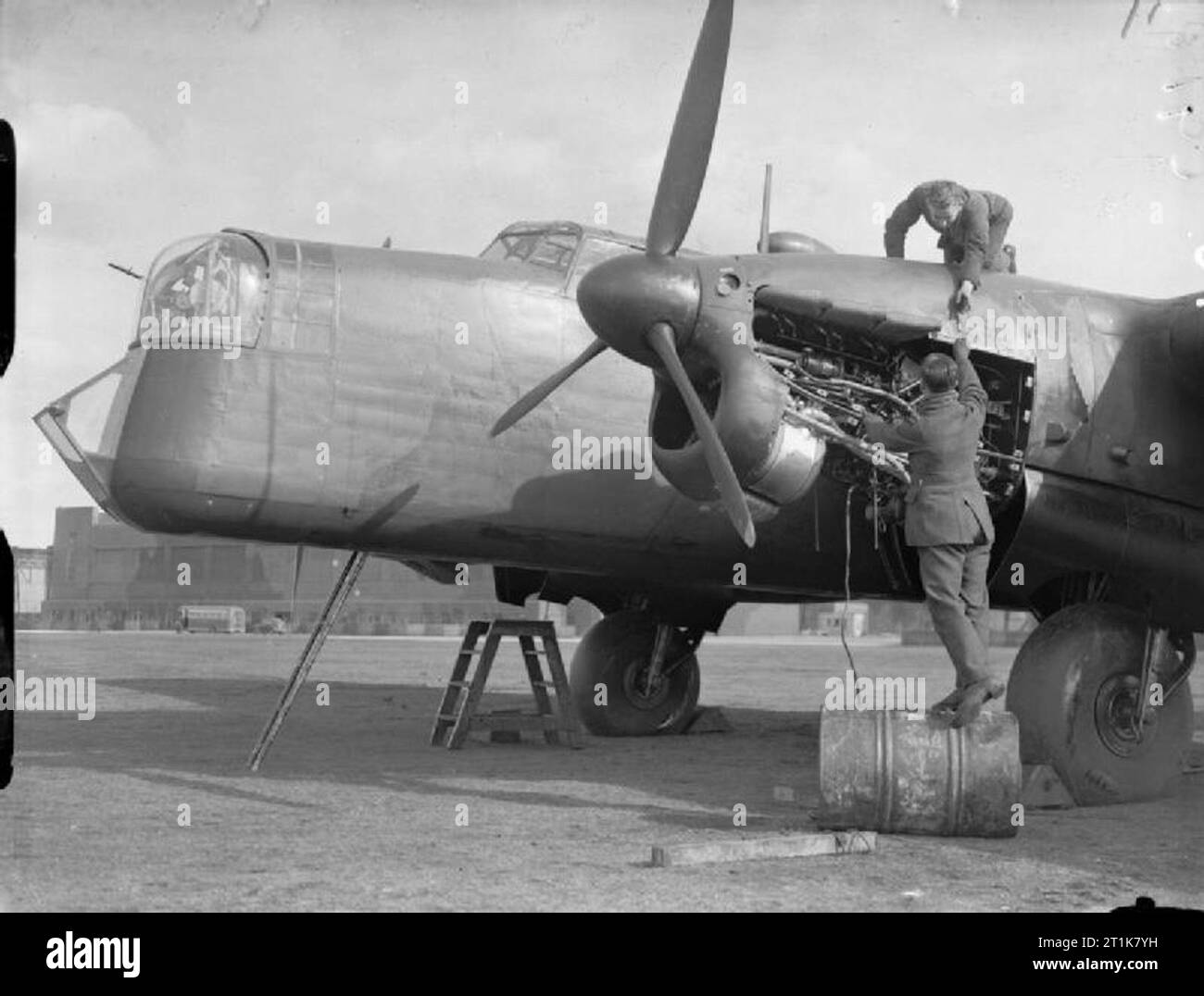 Royal Air Force Bomber Command, 1939-1941. La révision mécanique Rolls Royce Merlin X d'un ...
