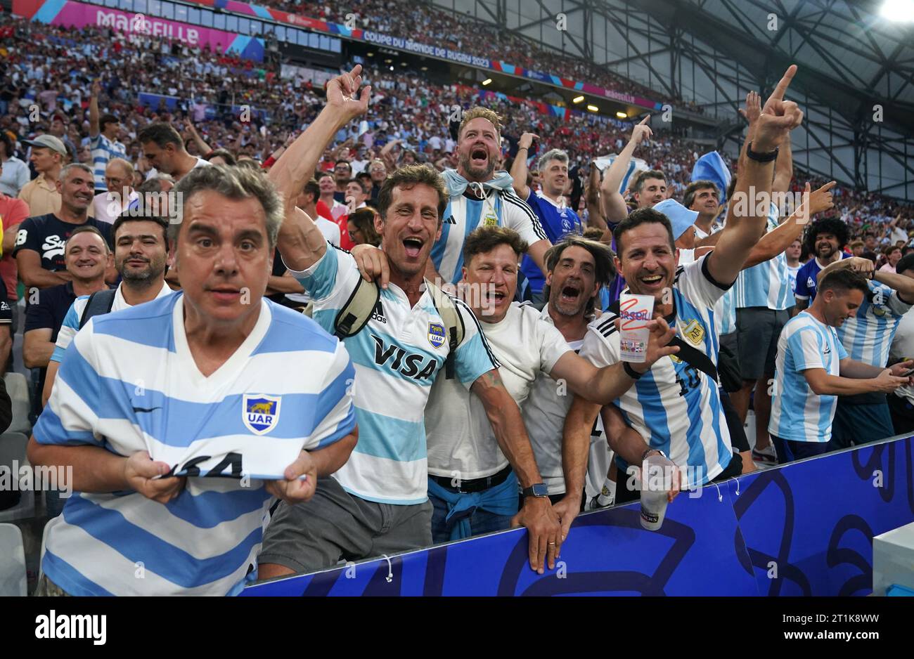 Les supporters argentins célèbrent dans les tribunes lors du match de ...