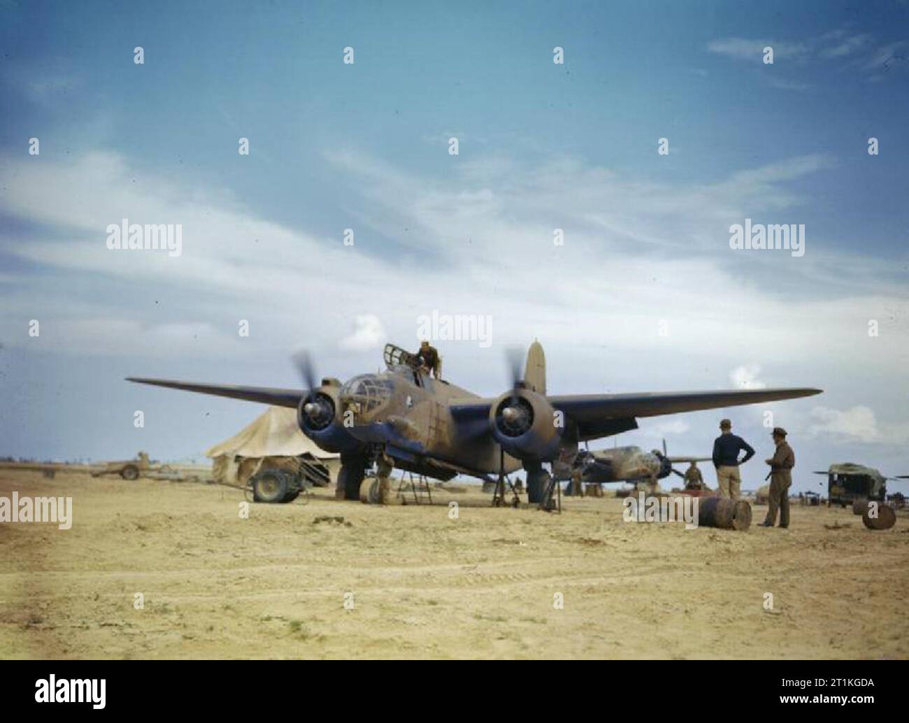 La Desert Air Force en Afrique du Nord, mai 1943 Un avion Douglas ...