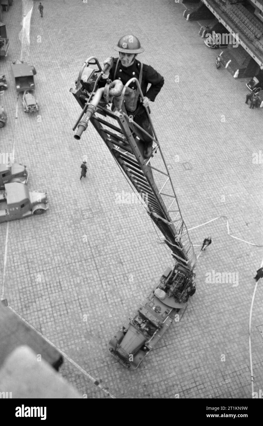 Membres du groupe de pompiers Banque d'images noir et blanc - Alamy