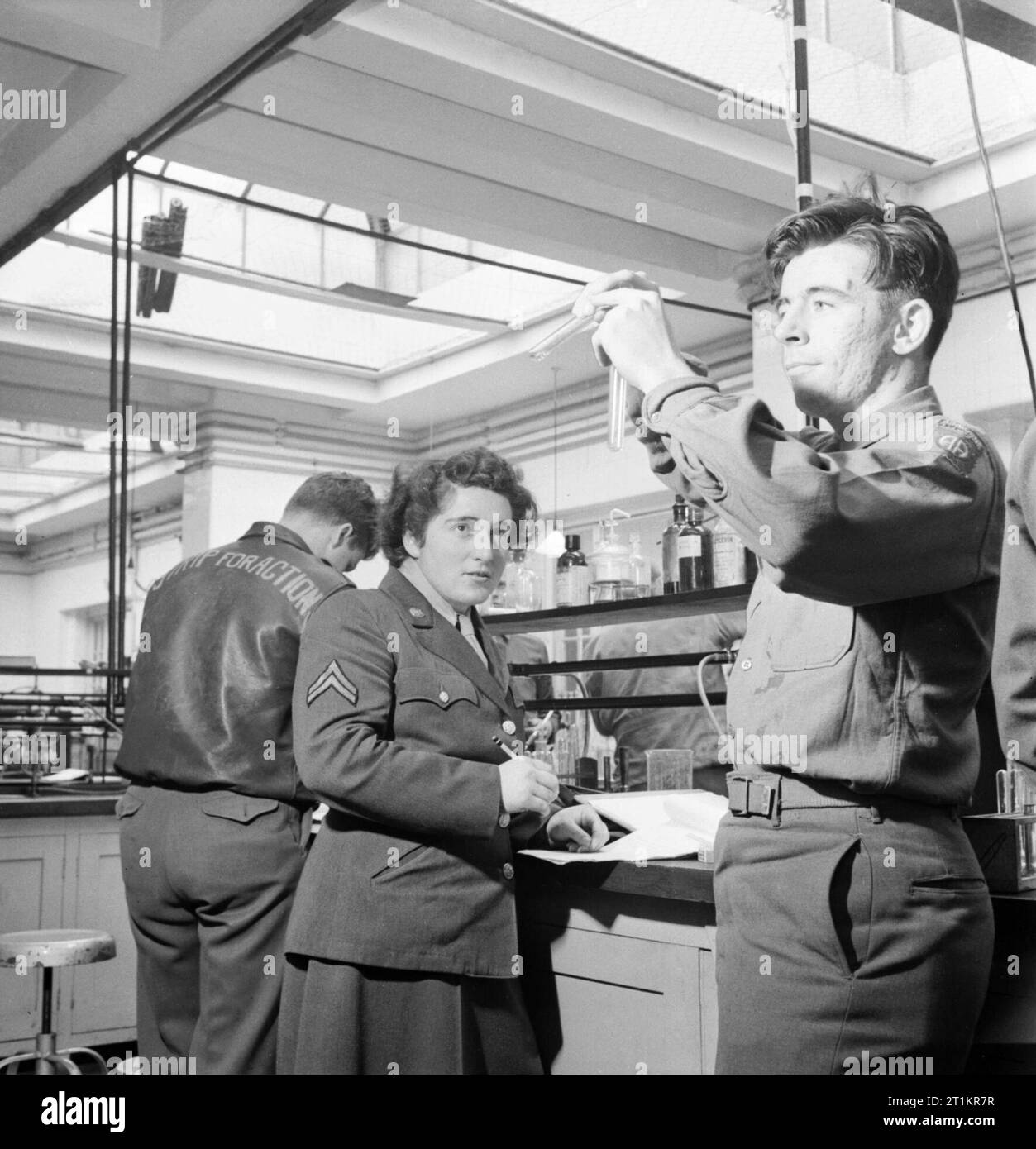 Les étudiants en science à l'œuvre dans le laboratoire de l'Université ...