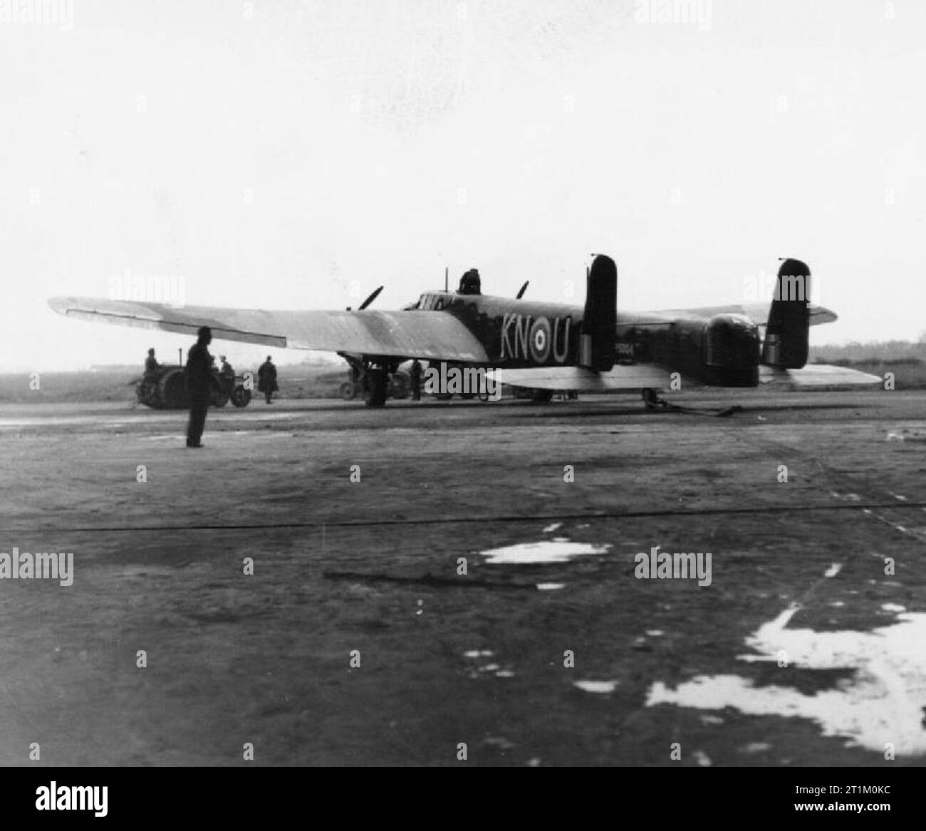 La Royal Air Force Bomber Command 1940 Armstrong Whitworth Whitley Mk IV P5004 de 77 Squadron ...