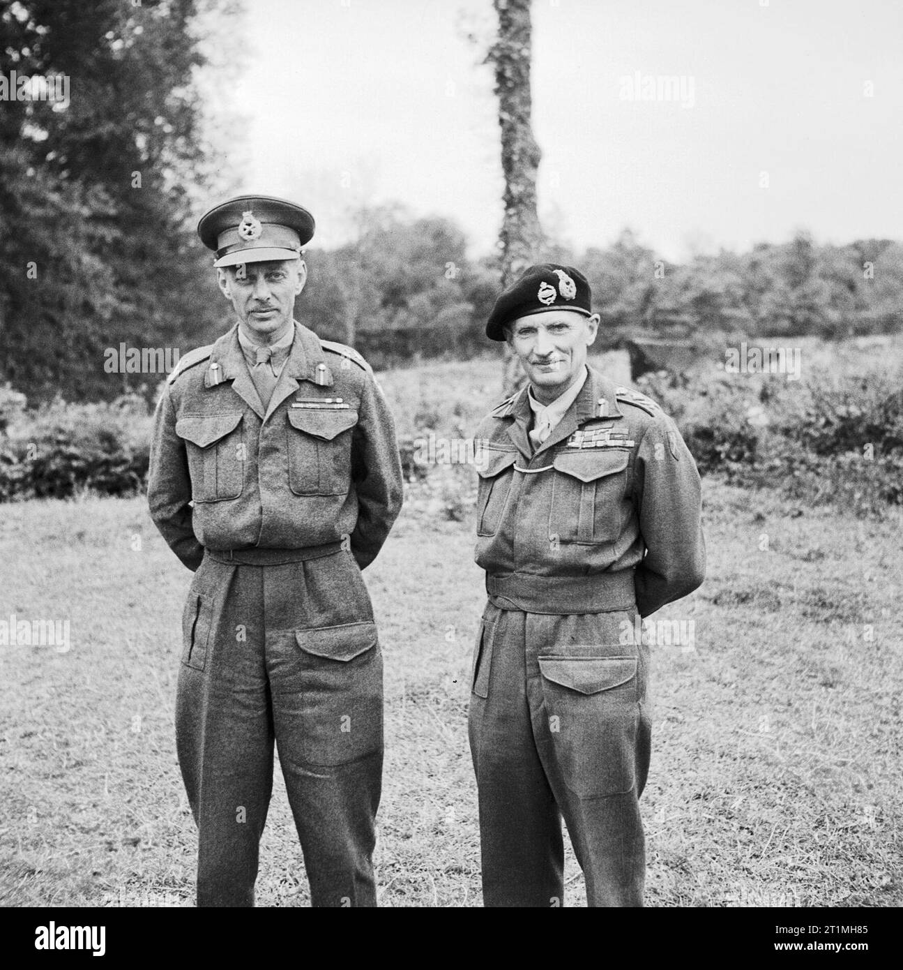 Le Lieutenant-général Miles Dempsey, commandant la 2e Armée, le général ...