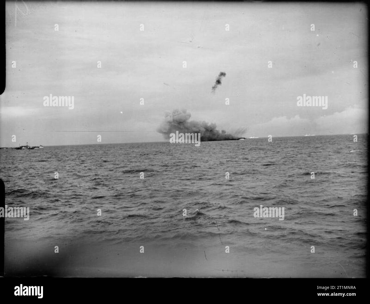 La Royal Navy pendant la Seconde Guerre mondiale dans la distance un ...