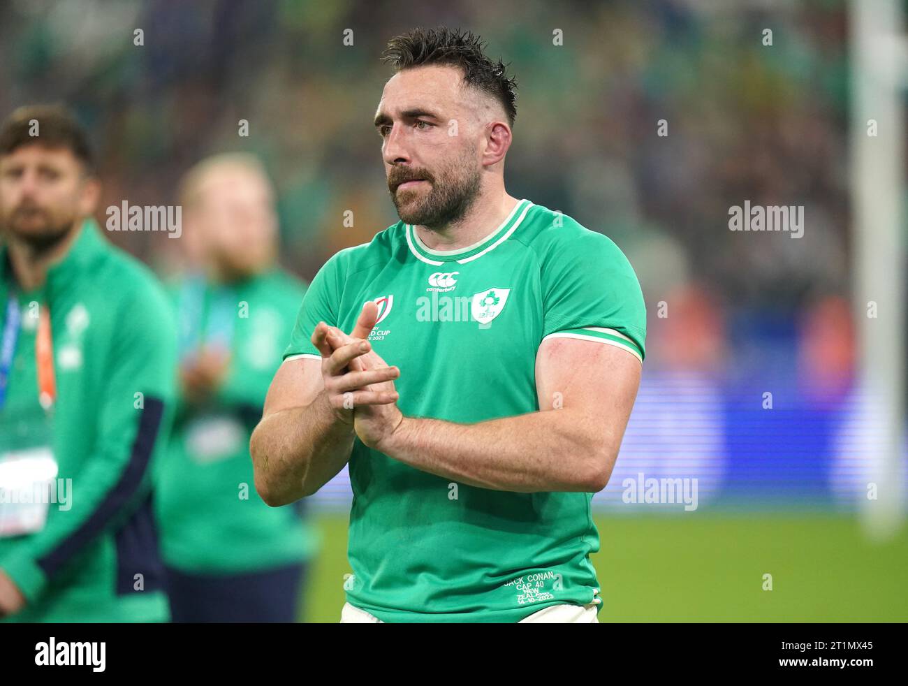 L'Irlandais Jack Conan applaudit les supporters après le match de quart ...
