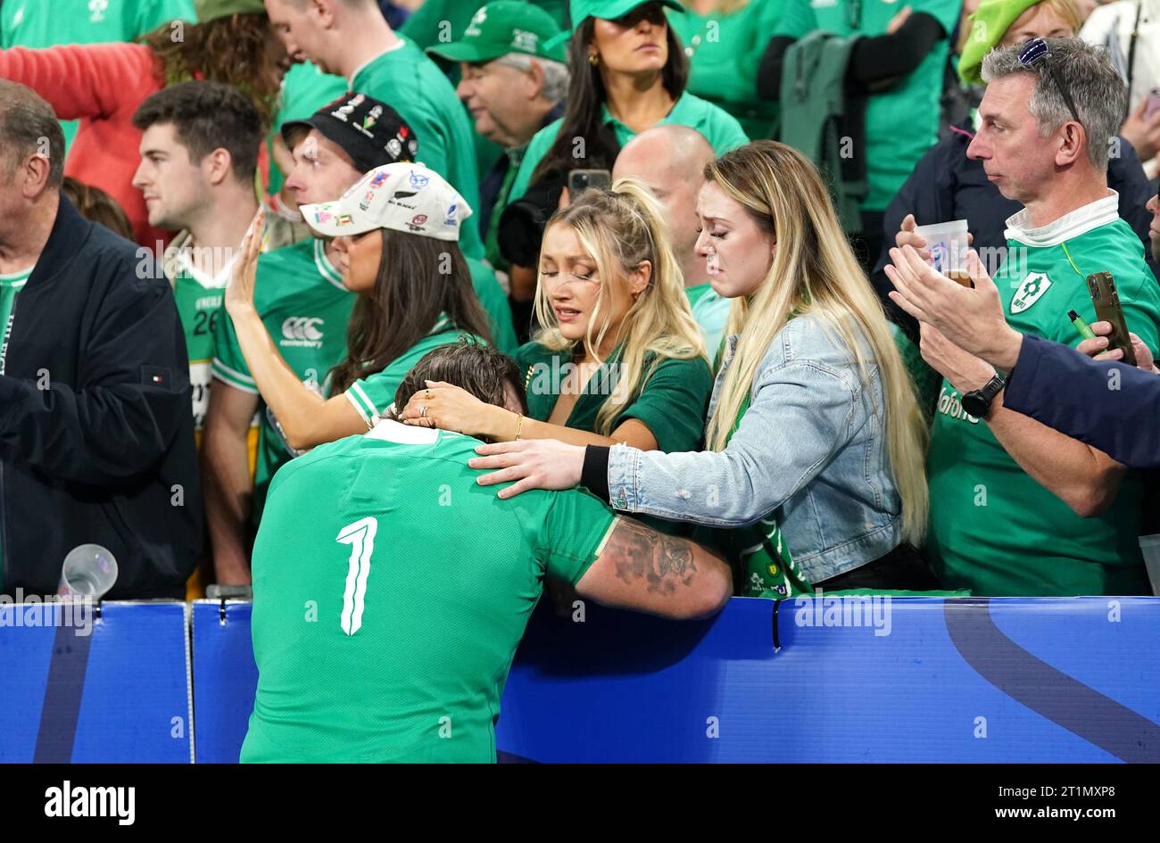 L'Irlandais Andrew porter est consolé après le match de quart de finale ...