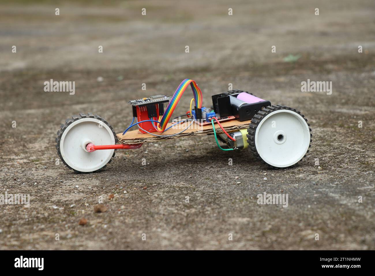 Vue d'une voiture robotisée ayant 3 roues. Voiture robot contrôlée à l ...