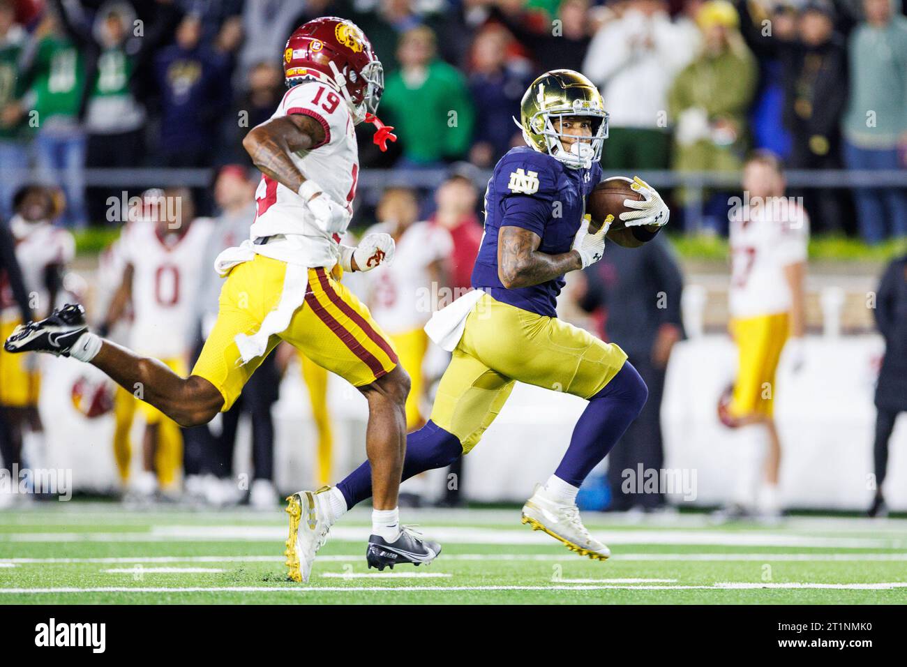 14 octobre 2023 : le receveur de notre Dame Chris Tyree (4) court avec ...