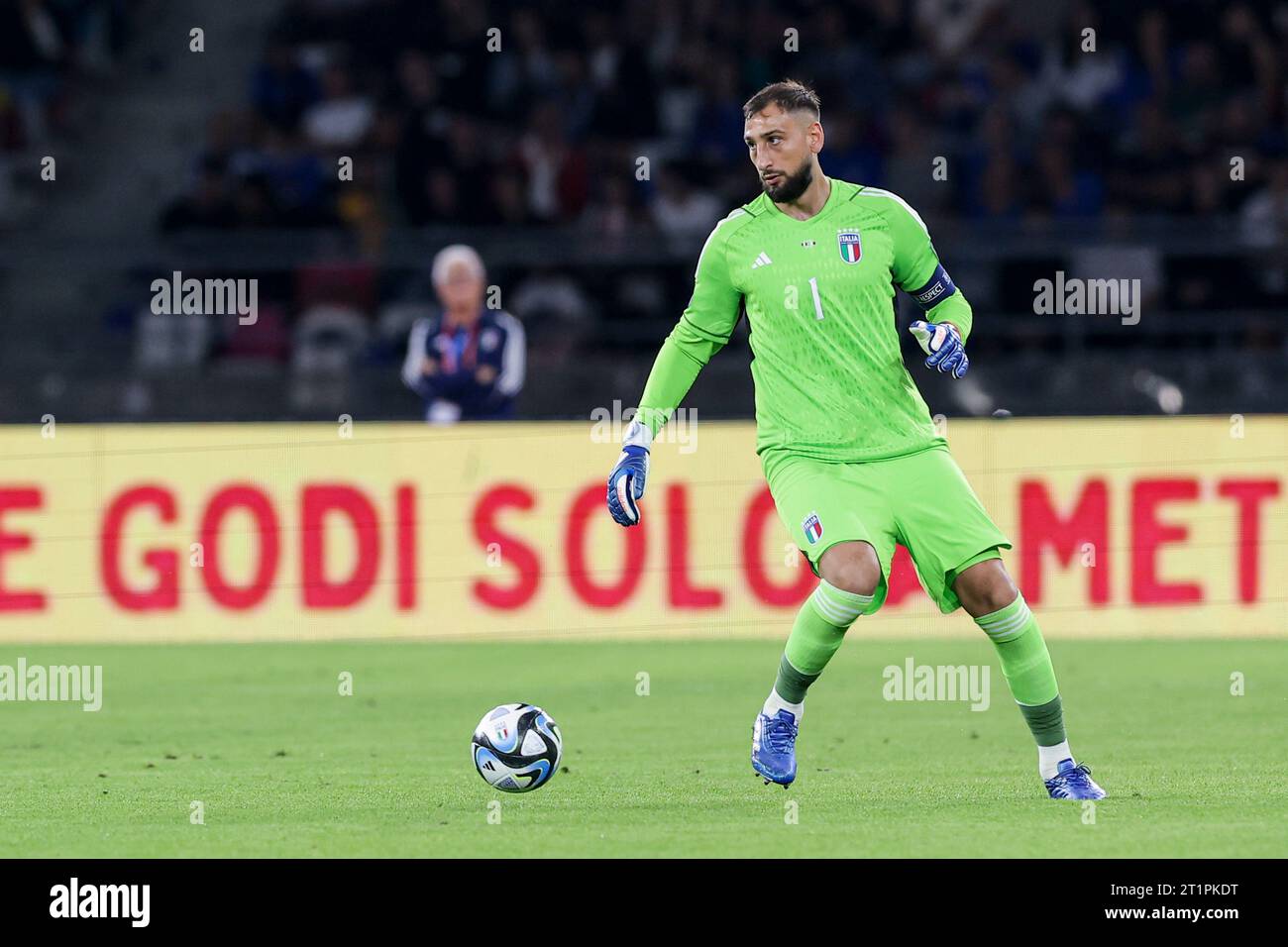 Le gardien de but italien Gianluigi Donnarumma contrôle le ballon lors ...