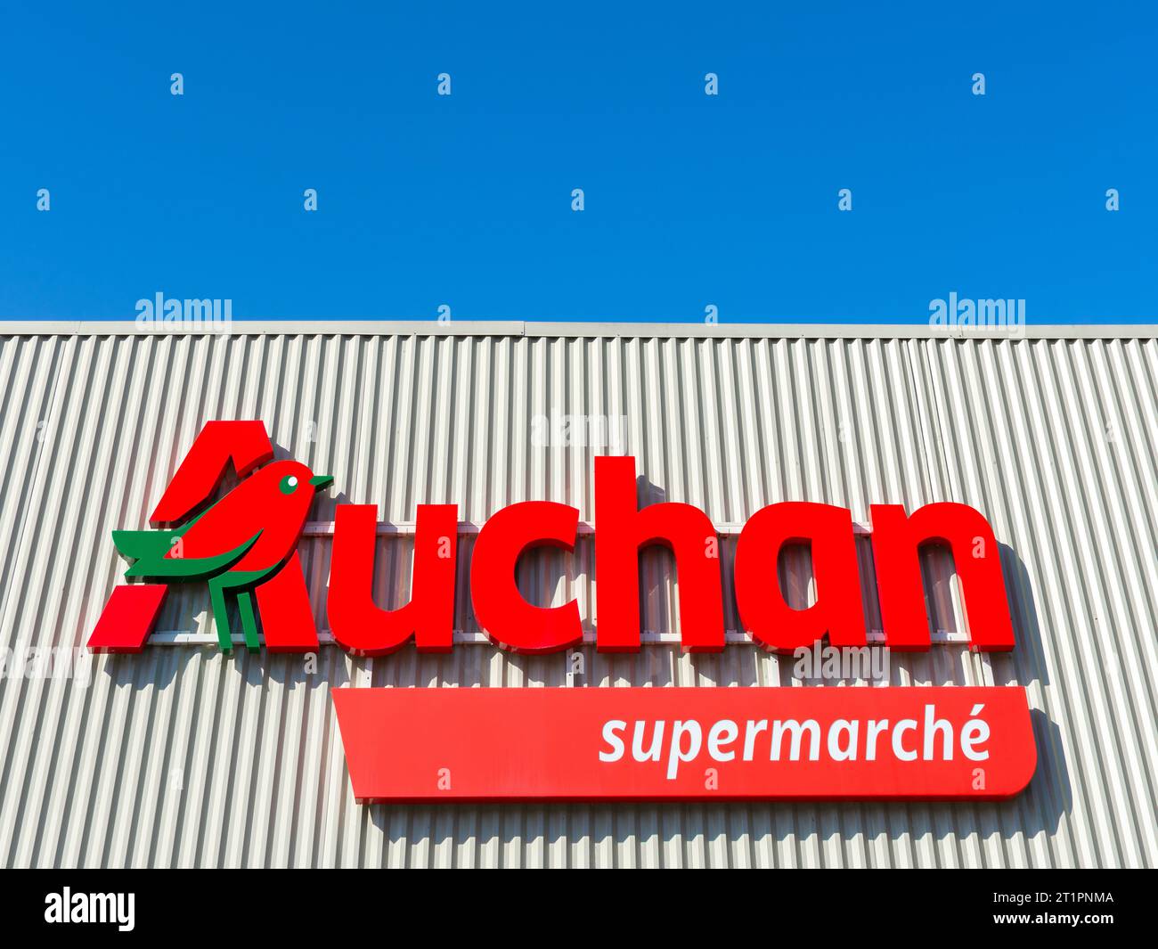 Auchan logo Banque de photographies et d’images à haute résolution - Alamy