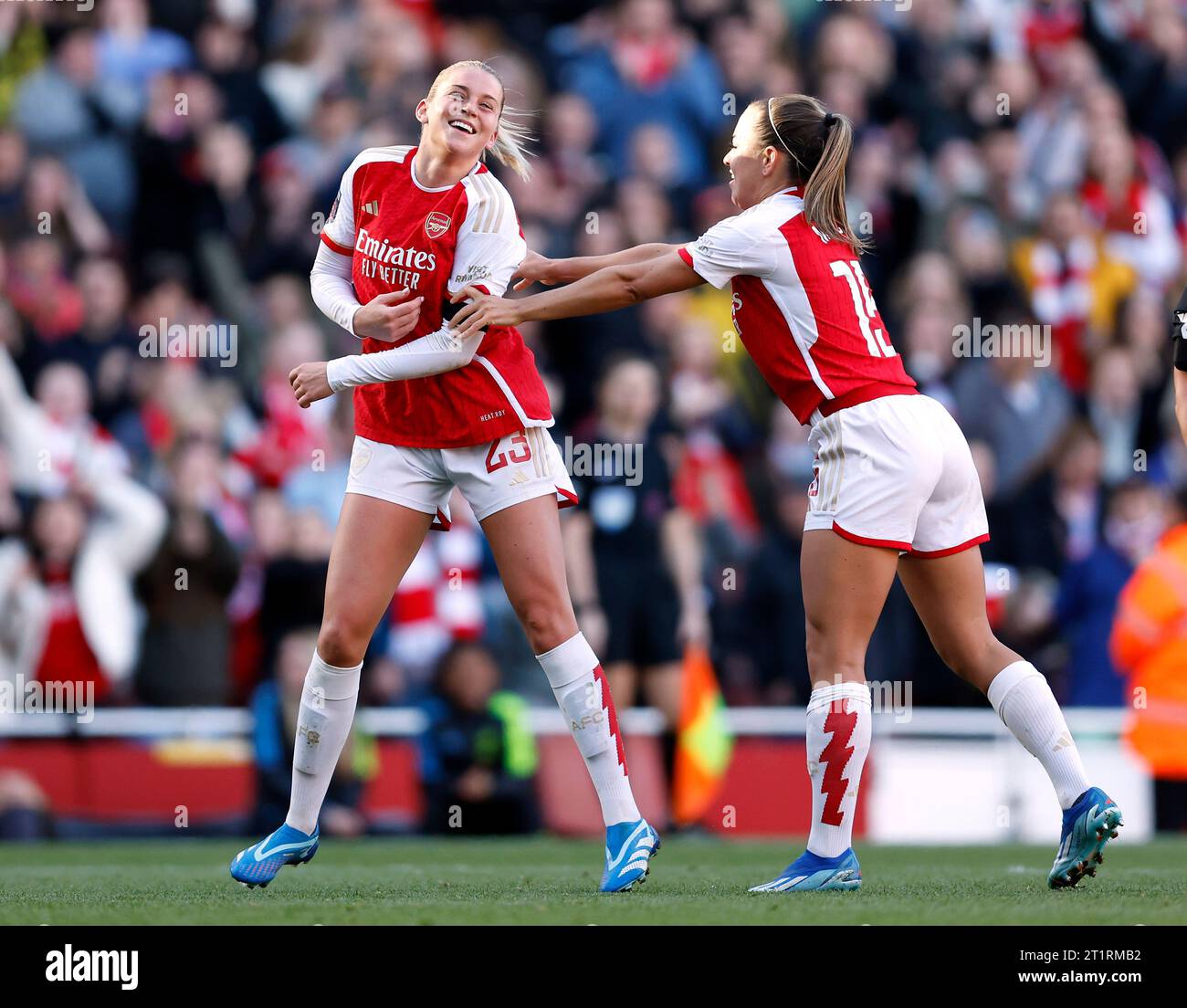 Alessia Russo d’Arsenal célèbre avoir marqué le deuxième but de son ...