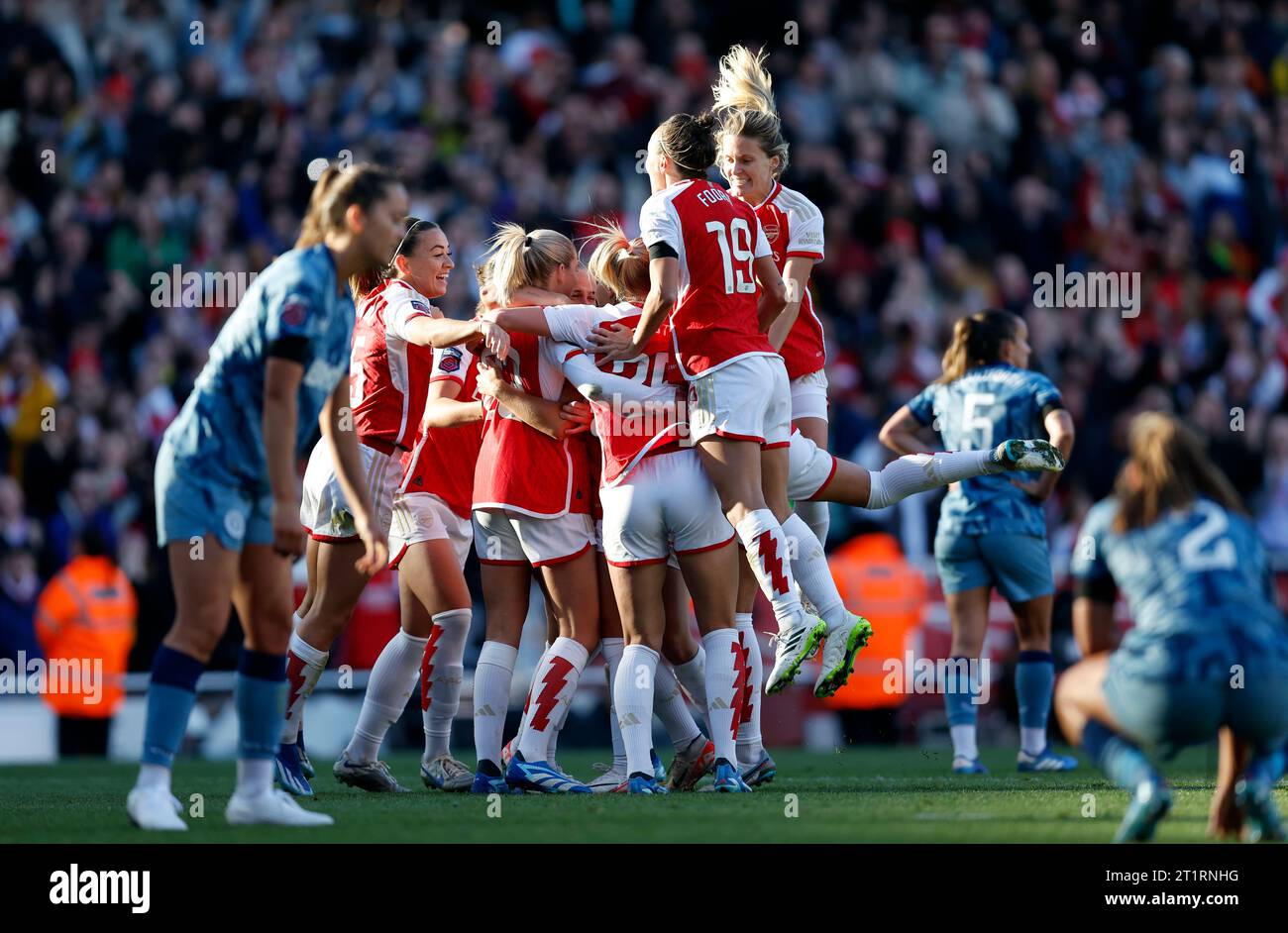Alessia Russo d’Arsenal célèbre avoir marqué le deuxième but de son ...