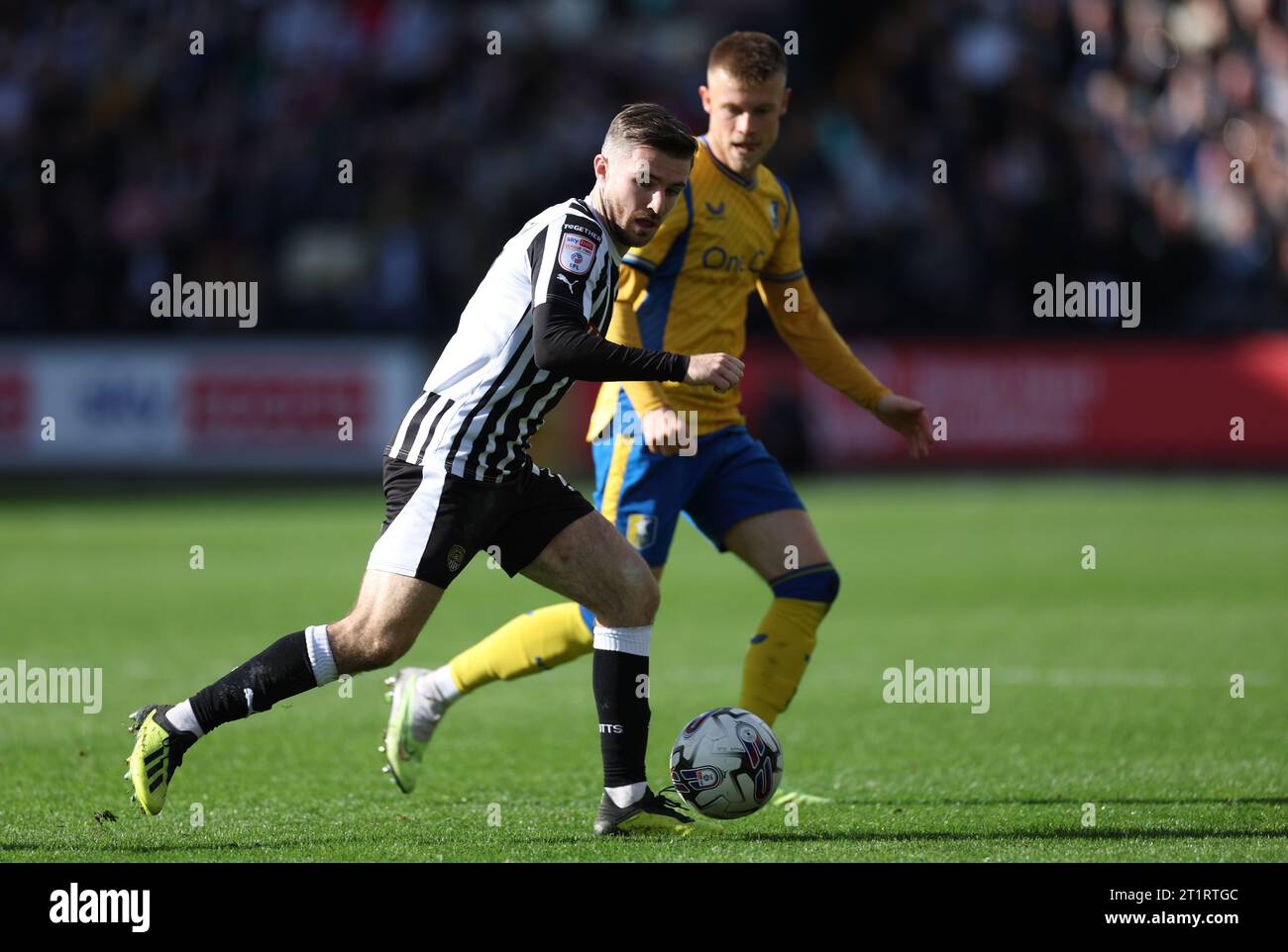 Daniel Crowley de Notts County affronte Calum MacDonald de Mansfield ...