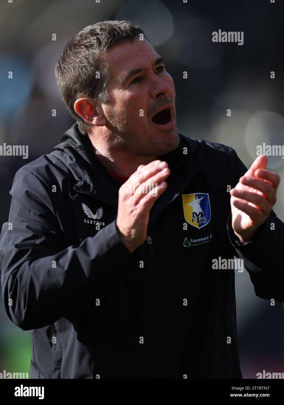 Nigel Clough, le Manager de Mansfield Town, applaudit les fans après le ...