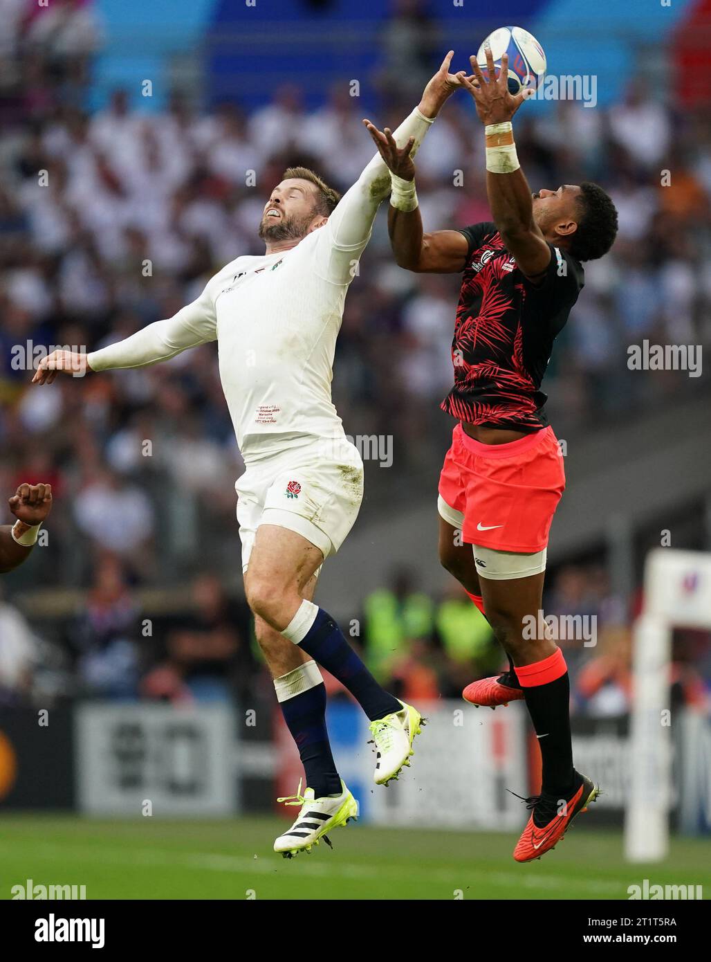 Les Anglais Elliot Daly et Ilaia Droasese des Fidji se disputent le ...