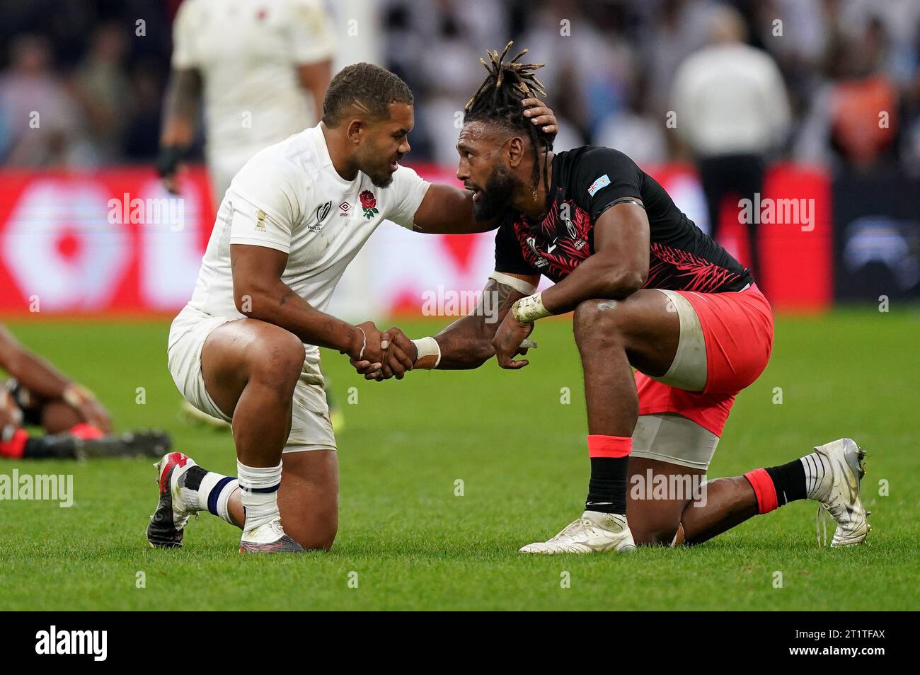 L'Anglais Ollie Lawrence console le Fiji Waisea Nayacalevu après le ...