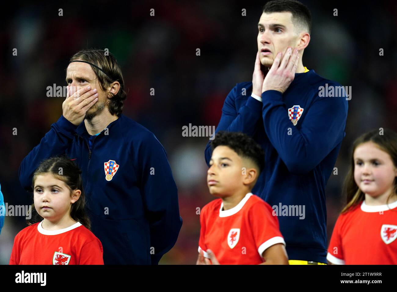 Le Croate Luka Modric (à gauche) et le gardien Dominik Livakovic avant ...