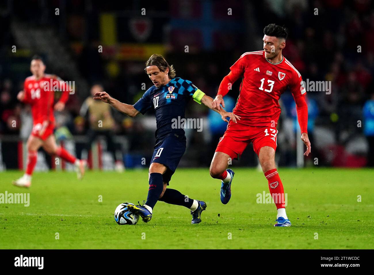 Le Croate Luka Modric (à gauche) et le Gallois Kieffer Moore s ...
