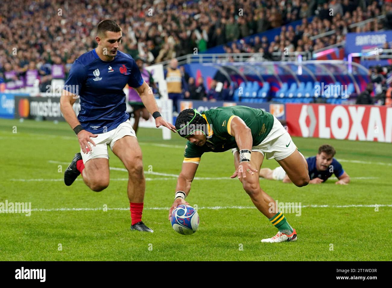 L'Africain Cheslin Kolbe (à droite) marque un essai lors du match de ...