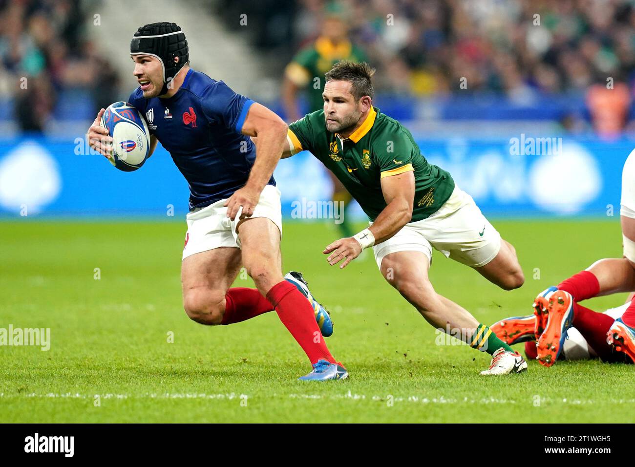 Le Français Antoine Dupont (à gauche) et le Sud-Africain Cobus Reinach ...