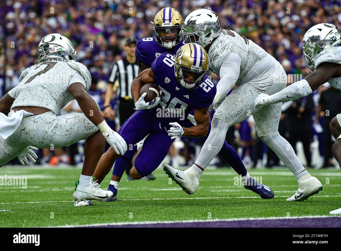 14 octobre 2023 : le running back Tybo Rogers (20 ans) des Huskies de ...