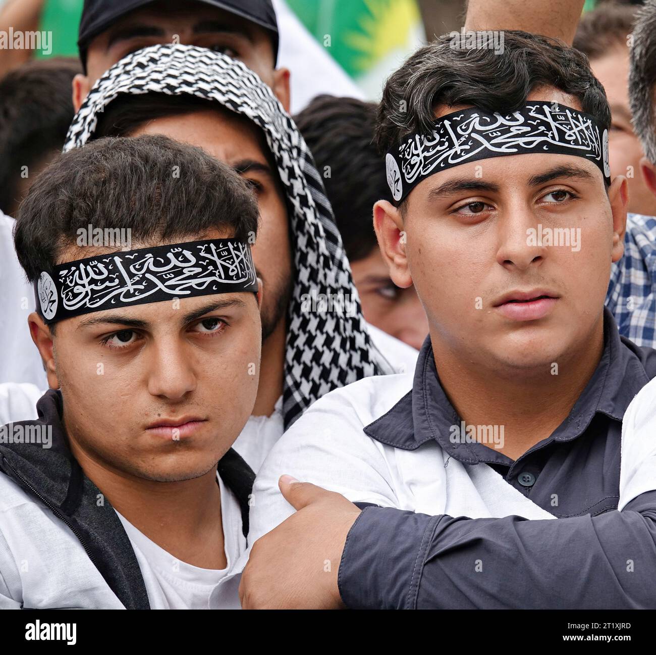 De jeunes manifestants portent des bandeaux avec des slogans islamiques ...