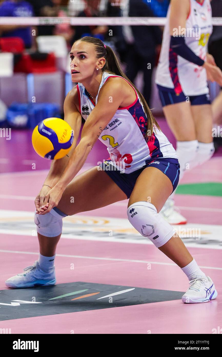 Sara Alberti #2 de Savino del Bene Scandicci vu en action lors du match ...