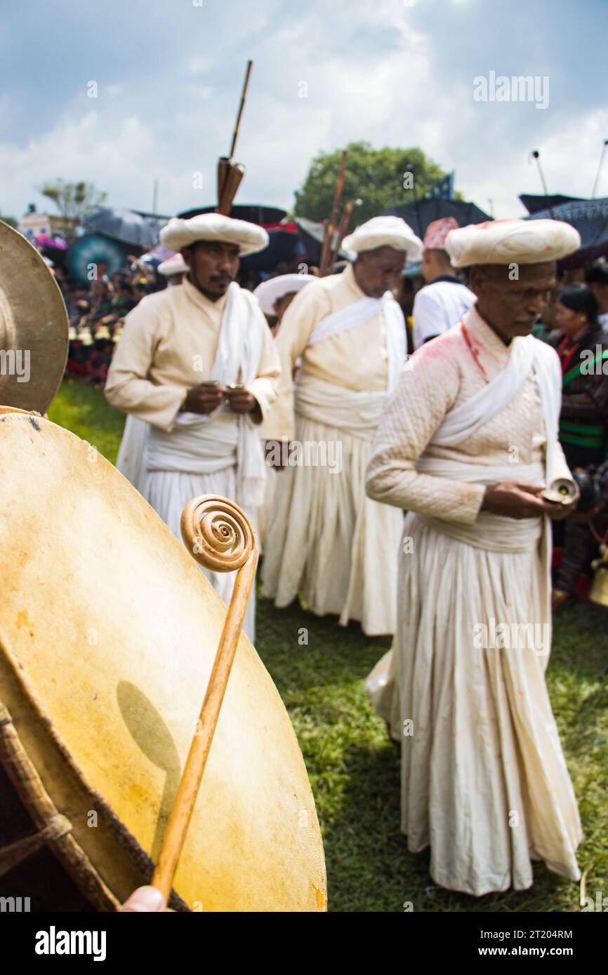Les musiciens de Shikhali Jatra portent un chapeau de soucoupe, un haut ...