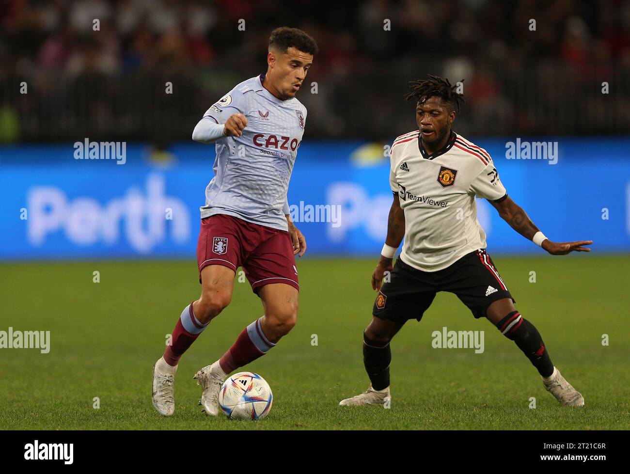 Philippe Coutinho d'Aston Villaon le ballon sous la pression de Fred de Manchester United lors ...