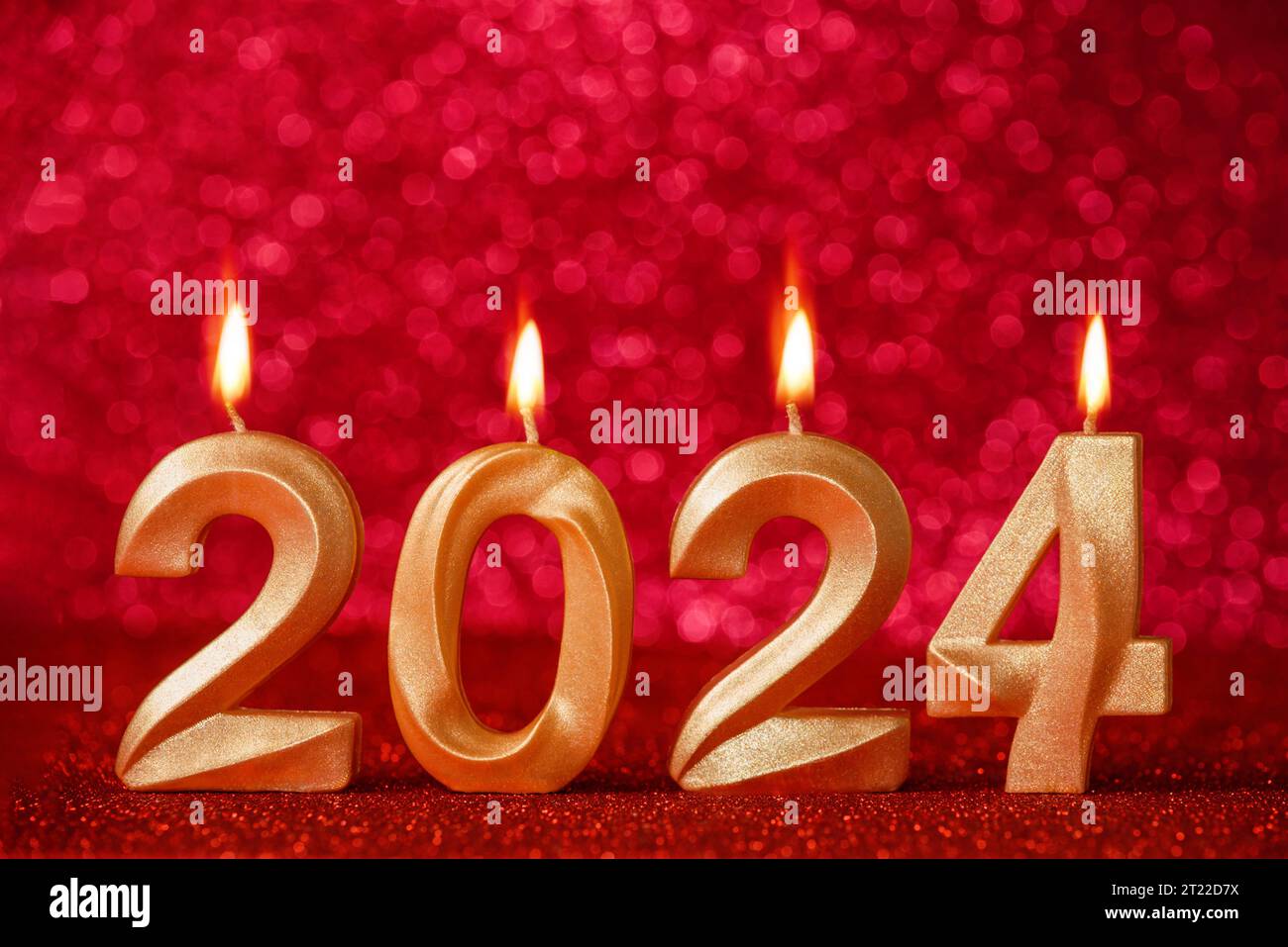 Fond de vacances bonne année 2024. Numéros de l'année 2024 fabriqués par des bougies d'or sur ...
