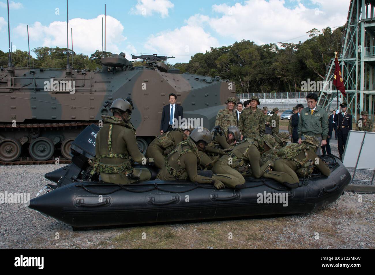 Sasebo, Japon. 16 octobre 2023. Le ministre japonais de la Défense ...