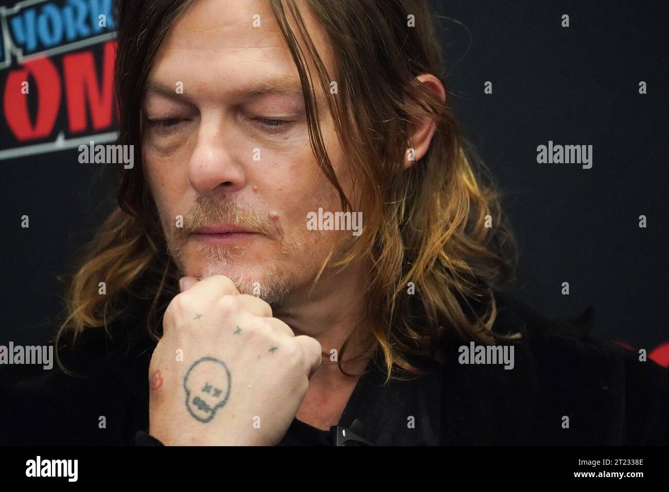New York, New York, États-Unis. 12 octobre 2023. NORMAN REEDUS prend la ...