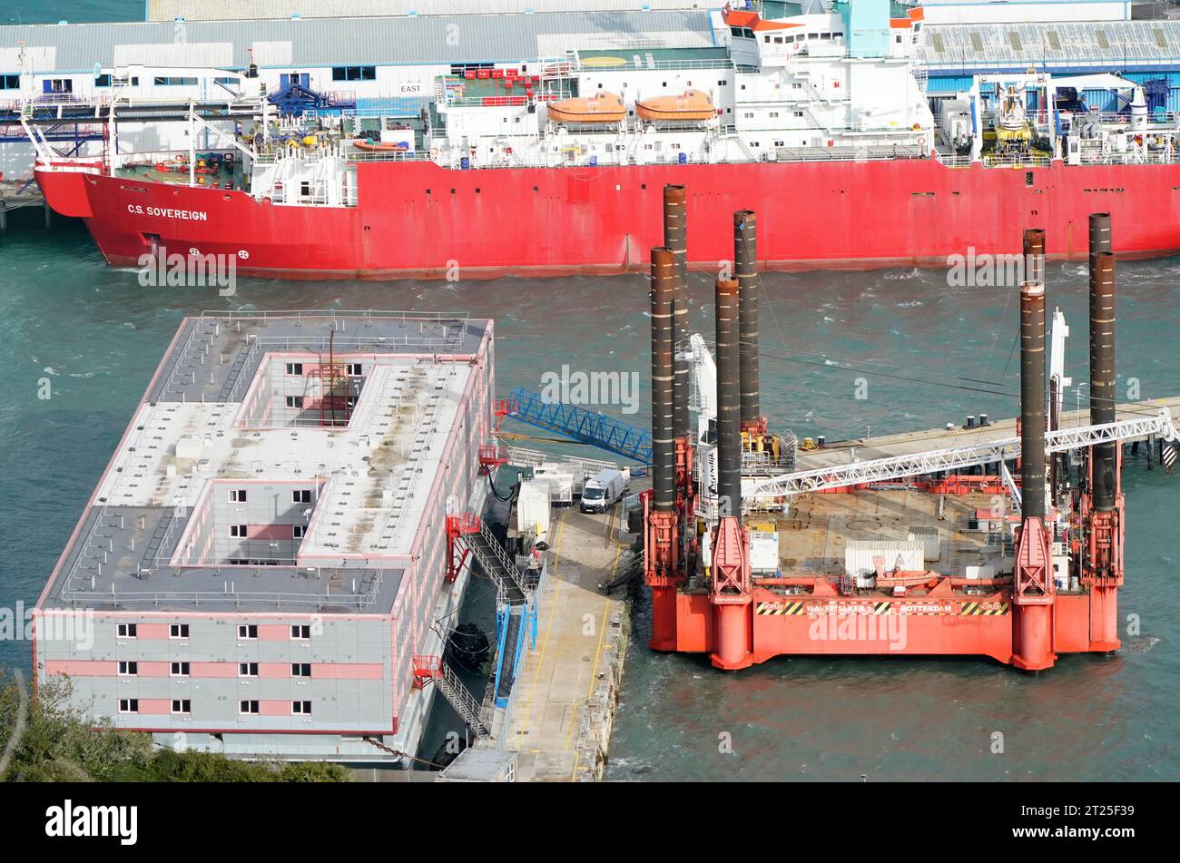 Une vue de la barge d'hébergement Bibby Stockholm au port de Portland ...